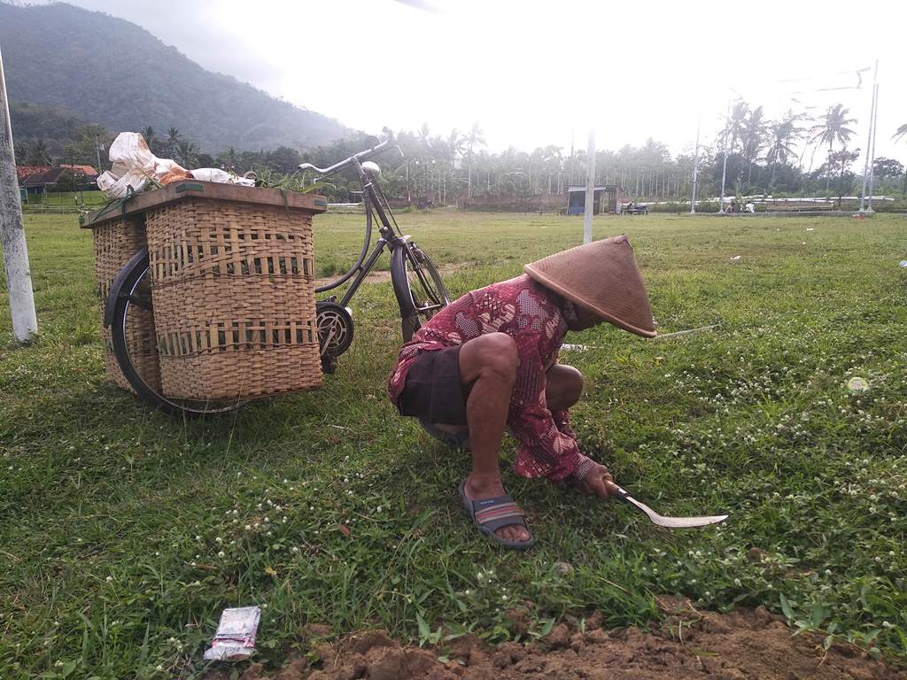 Ngarit untuk Pakan Ternak - Eksotika Desa